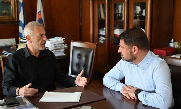 Περιοδεία του Νίκου Χαρδαλιά σε Κερατσίνι και Πειραιά - Ενυπόγραφα